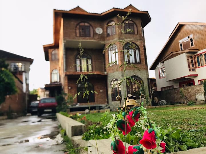 A Cozy 4 Bedroom Srinagar Villa With Breakfast - Srinagar