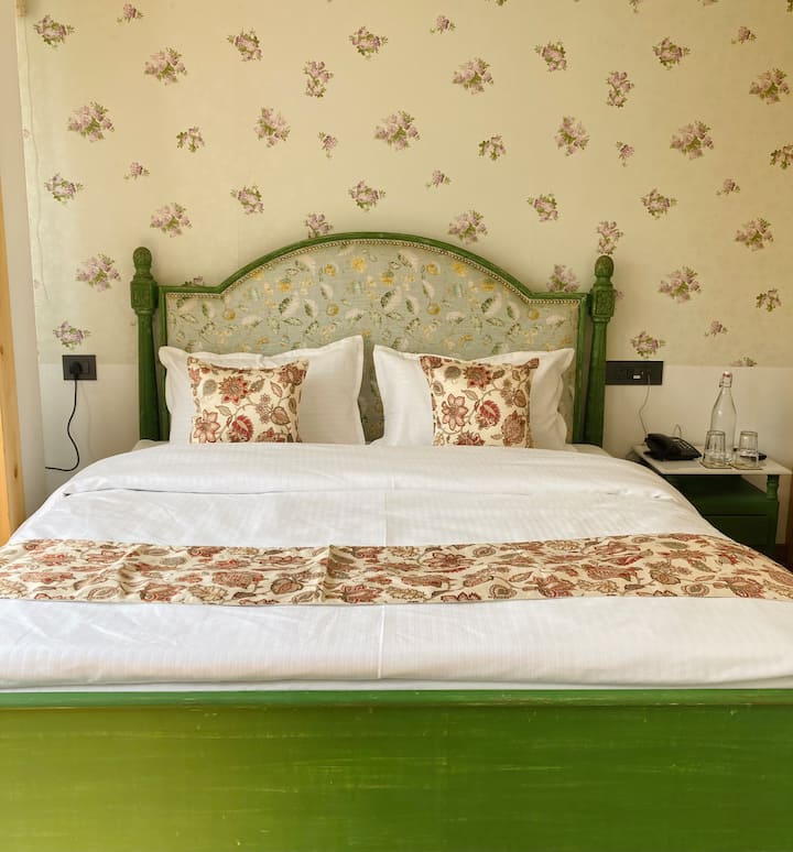 Naina Lodge (Green Room-2nd Floor) - Nainital