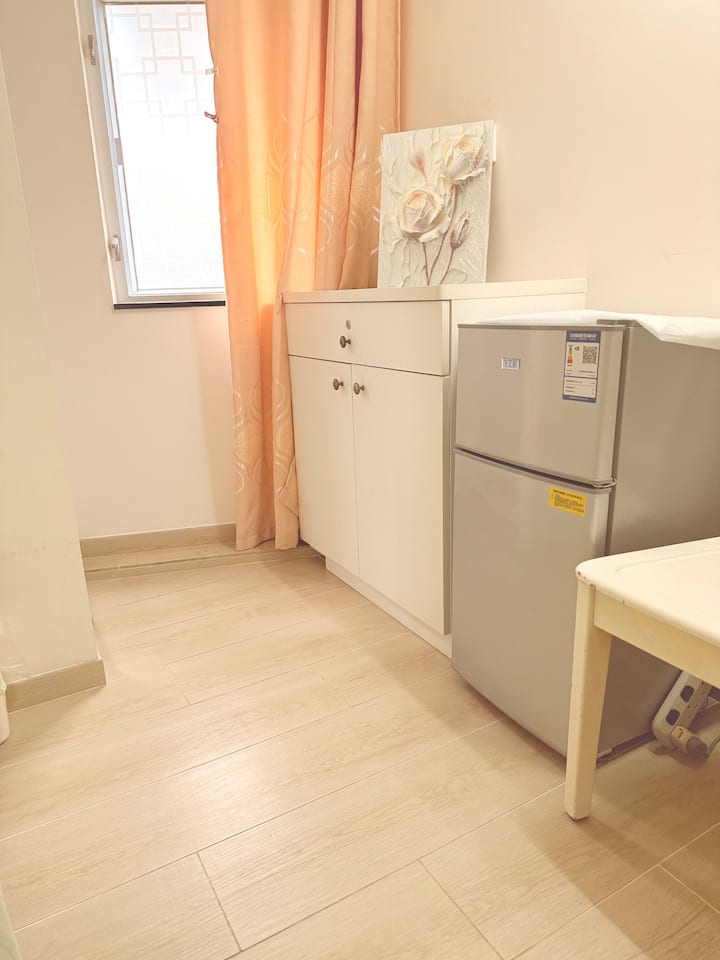 位置香港市中心，長短租，旺中帶靜，樓下美食城，各種飲食方便，步行地鐵站2分鐘，步行巴士站機場2分鐘。 - Hongkong