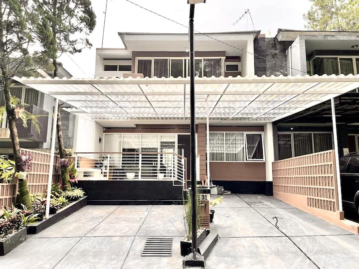 Villa Hening At Dago Pakar 5 Br With Minipool - Bandung