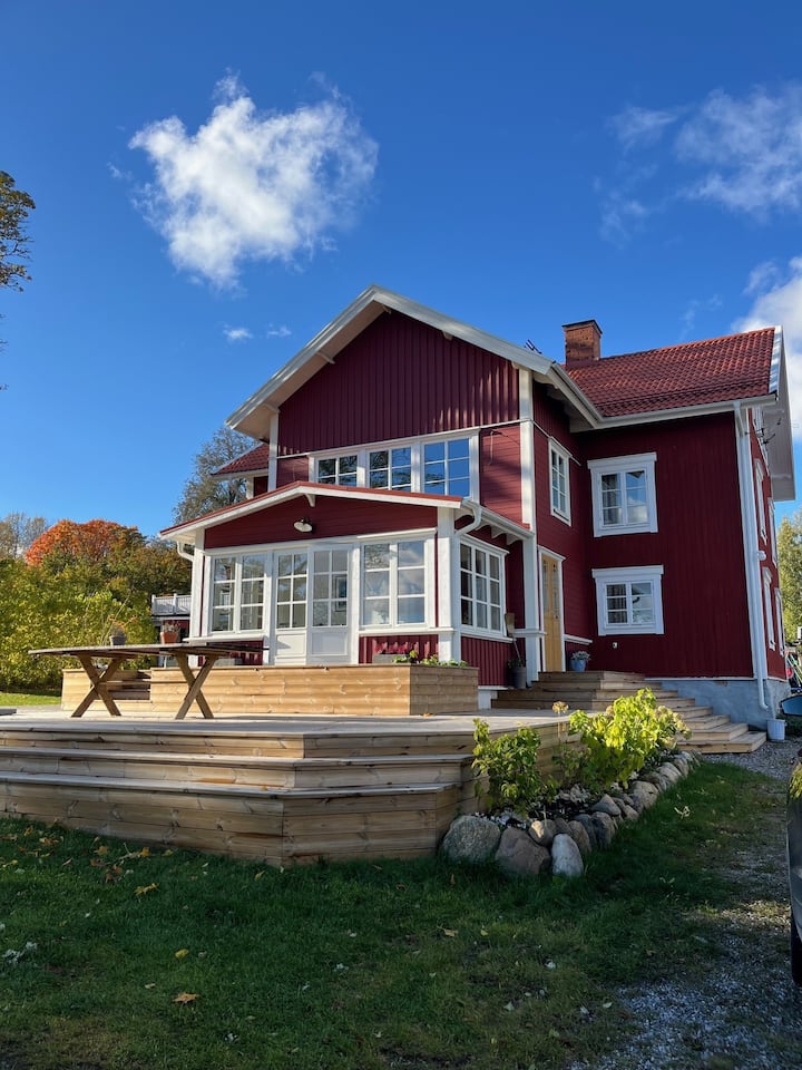 Svensk Sommaridyll Med Sjöutsikt Och Badstrand - Vingåker