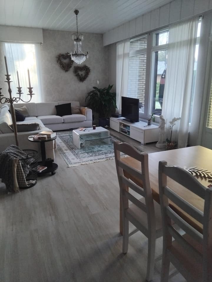 Uimahalli,lenkkimaasto Ja Kauppa Nurkalla. - Nakkila