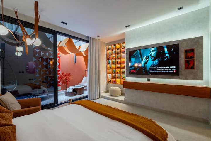 Artist Studio, 65" Smart, Outdoor, Prime Location - Riyadh