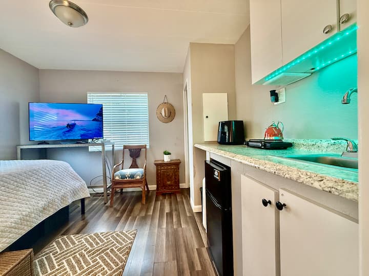 Cozy Room W/ Private Entry • Near Beach & Pga Mall - Palm Beach Gardens, FL