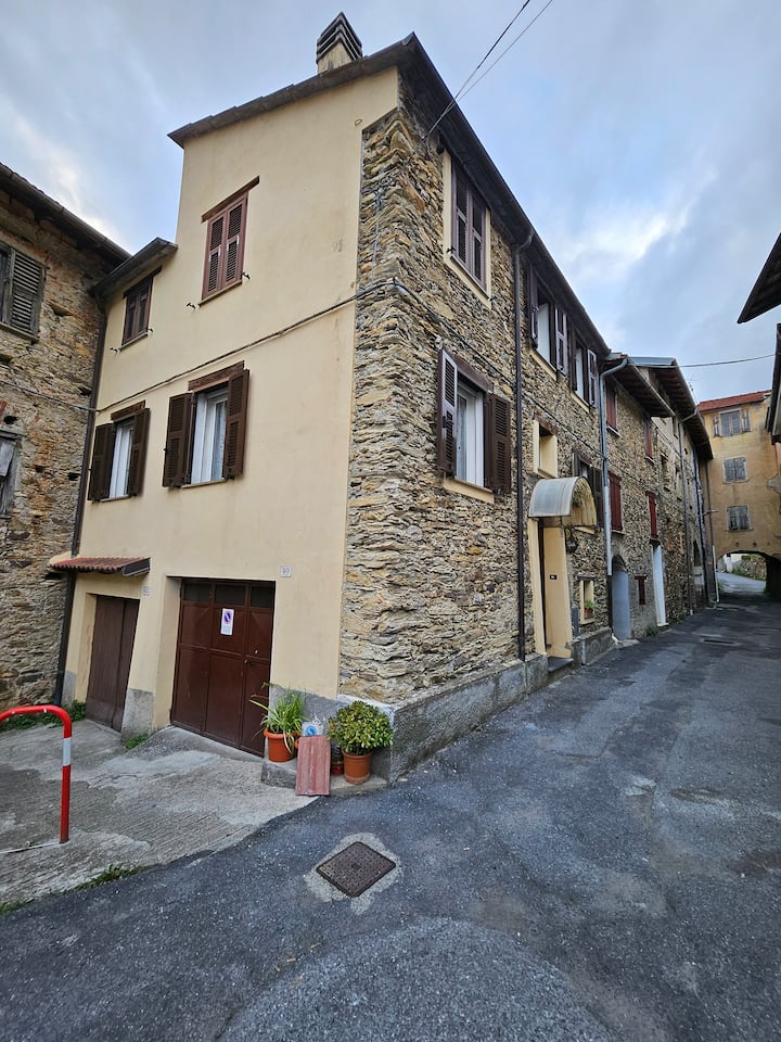 Il Girasole - Casa In Pietra Nel Borgo Di Ottano. - Armo