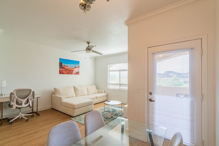 Sunny 2br/2ba Retreat | Pool + Gym + Parking - Tempe, AZ