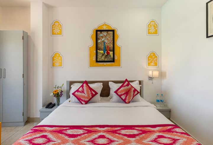 Young Monk Hostel - Standard Triple Room 205 - Udaipur