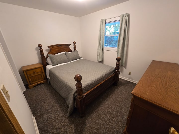 Two Queens And A Bath - Rockford, IL