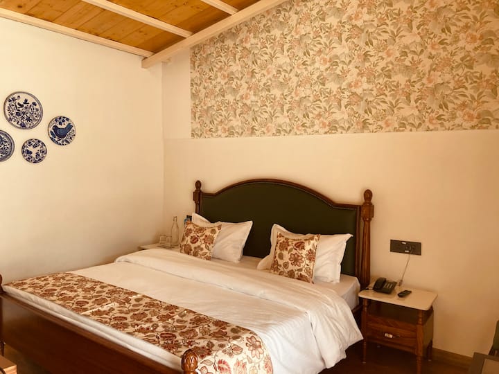 Naina Lodge (Green Balcony Room-3rd Floor) - Nainital