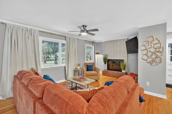 3br & Huge Fenced Yard | Hot Tub | Sleeps 8 + Pets - Durham, NC