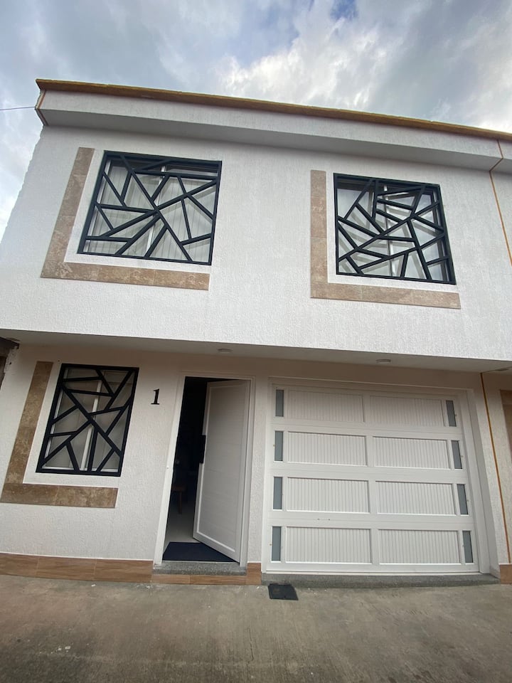 Casa Cómoda A 5 Pasos Del Señor De Los Milagros. - Buga