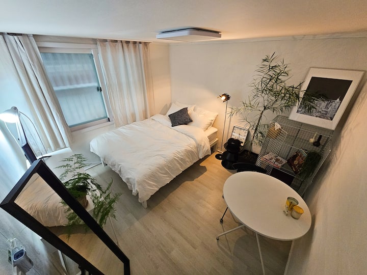 해방촌 2룸 감성숙소 | 이태원 도보, 4인 가능 - Seoul