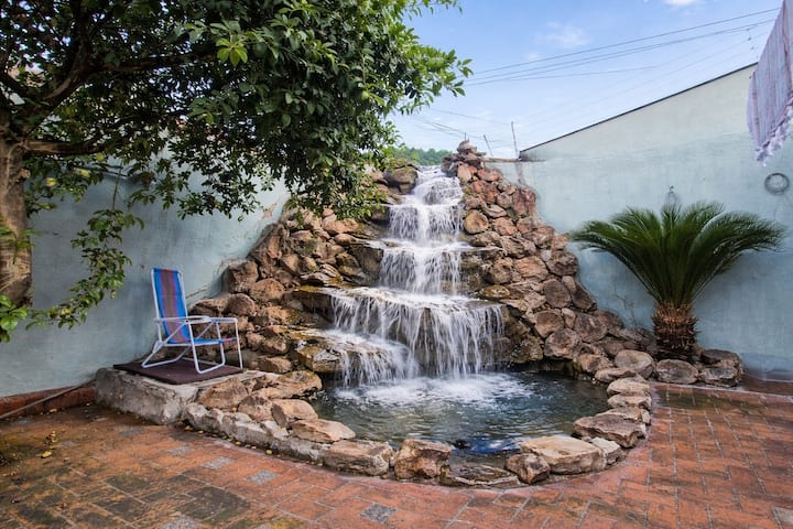 Belíssima E Ousada Casa Que Respira A Natureza - Anápolis