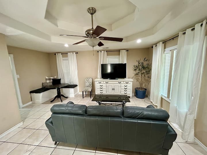 Cozy Home 15 Mins From All Refineries & Downtown - Pasadena, TX