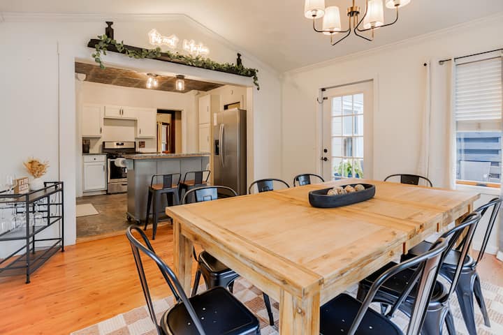 South West Cottage: Cozy Getaway, King Beds, Pool - Geneva, NY