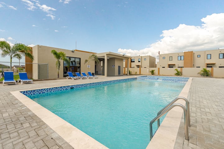 Oak's Elegant Gated Family Escape |3bed|3 Bath| - Jamaica