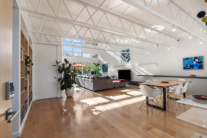 An Oasis Of Light And Space In The Heart Of La - Beverly Hills, CA