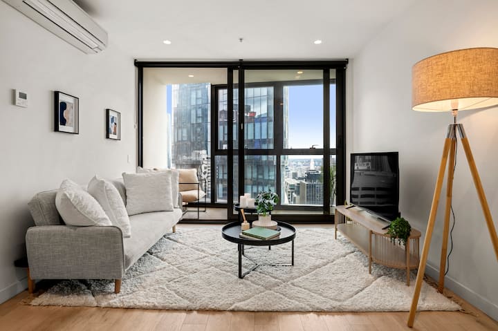 Liora Suites | 2br City Gem + Pool, Sauna, Gym - Melbourne