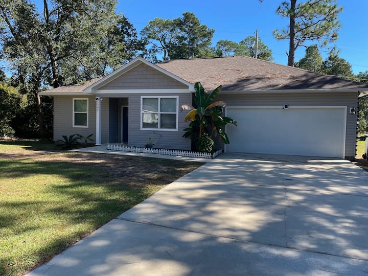 Cozy Coastal Getaway, 3br/2ba Home With Large Yard - Florida Panhandle, FL