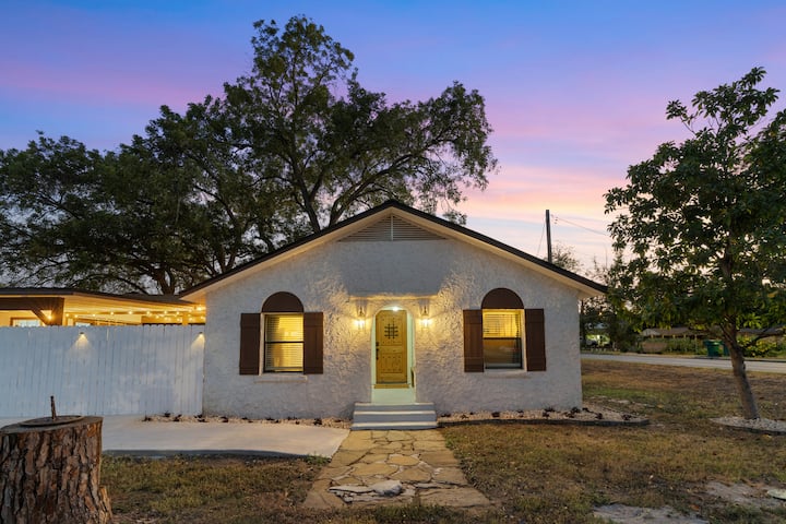 Bunker Bungalow Boat/rv Parking Near Lake/downtown - Marble Falls, TX