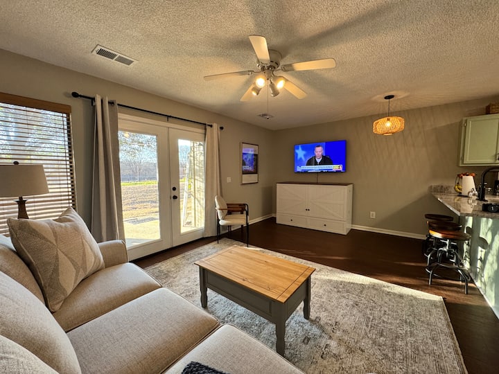 Vet School | Pet Friendly | 1br + Murphy Bed - Auburn, AL