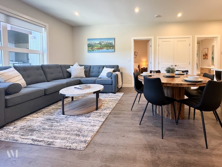 Paradise Point - Hot Tub & Mountain Views - Golden