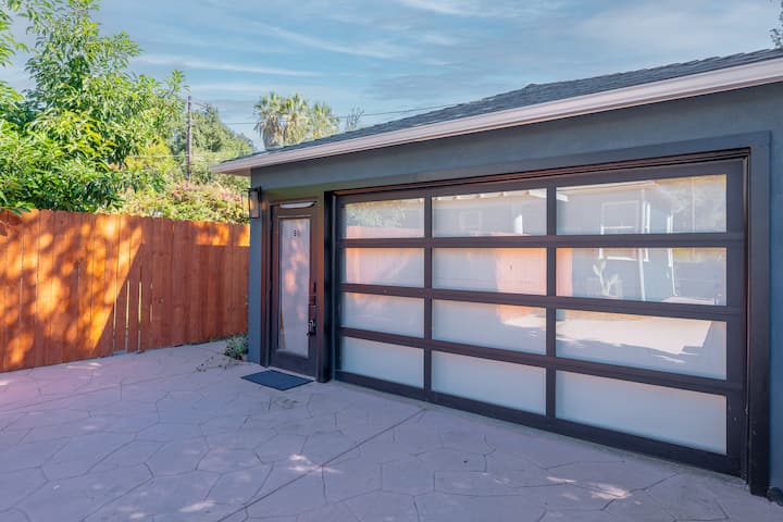 Industrial Studio Guesthouse Perfect For Couple - Monrovia, CA