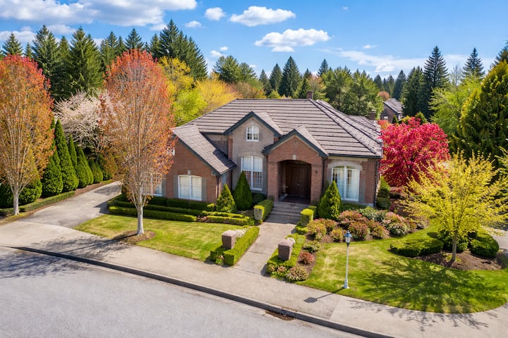 Private 1 Bed / Shared Bath / Garden View - Coquitlam