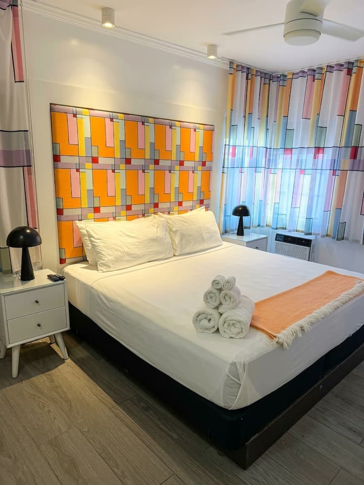 Modern King Room With A/c& Tv Steps From The Beach - Miami Beach, FL