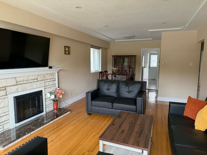 Modern 3br Home With Sun Deck• Prime Location - Vancouver