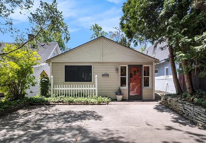 Charming Cottage With Gorgeous Lake View - Cooley Lake, MI