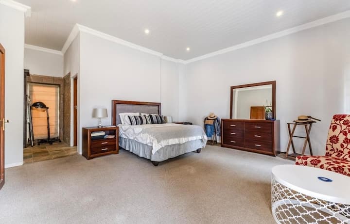 Cozy Stylish Studio In Waterkloof. Pool Access - Pretoria