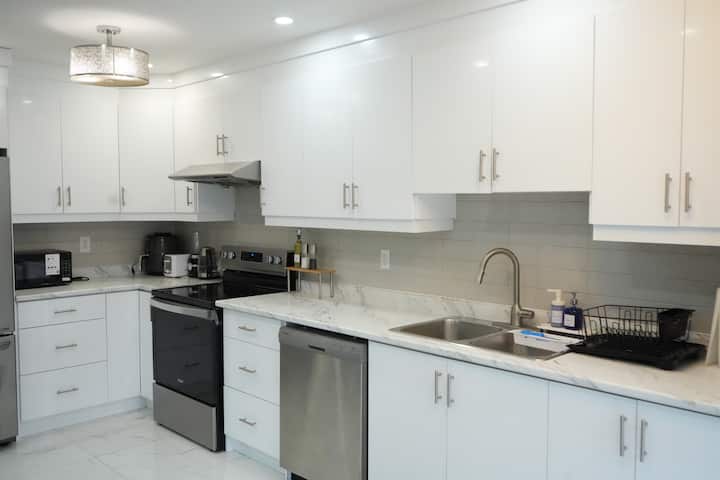 Spacious 6br Family Home | Ideal For Large Groups - Brampton