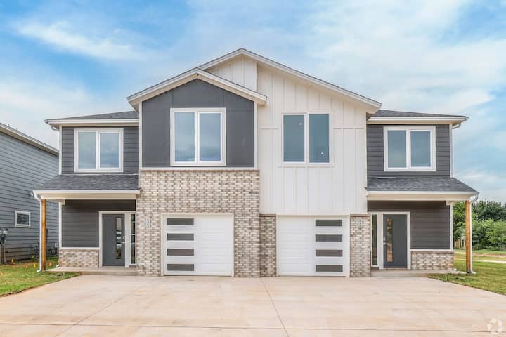 Modern 3-bedroom 2.5-bathroom Townhouse. - Edmond, OK