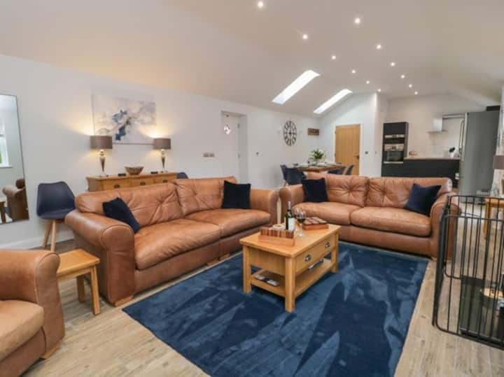 Spacious Cottage, Woodfired Hot Tub & Dog Friendly - North Yorkshire