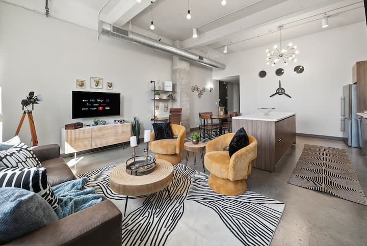 Industrial Loft - Sleeps 10 - Free Valet - Dallas, TX