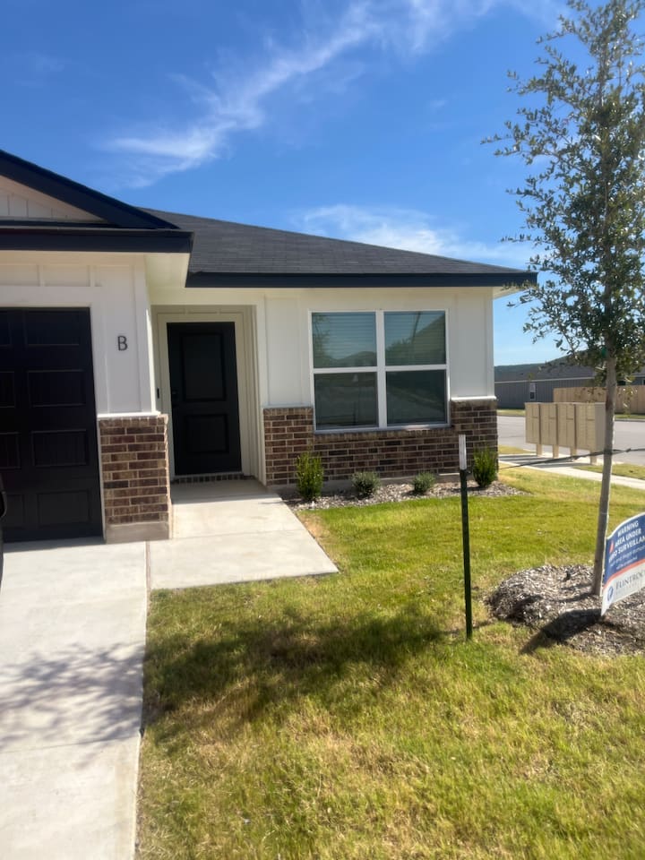 Cozy Townhouse - Copperas Cove, TX