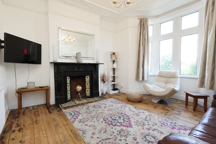 Large & Chic 4br, 2bath House-parking-sleeps 8 - Cardiff