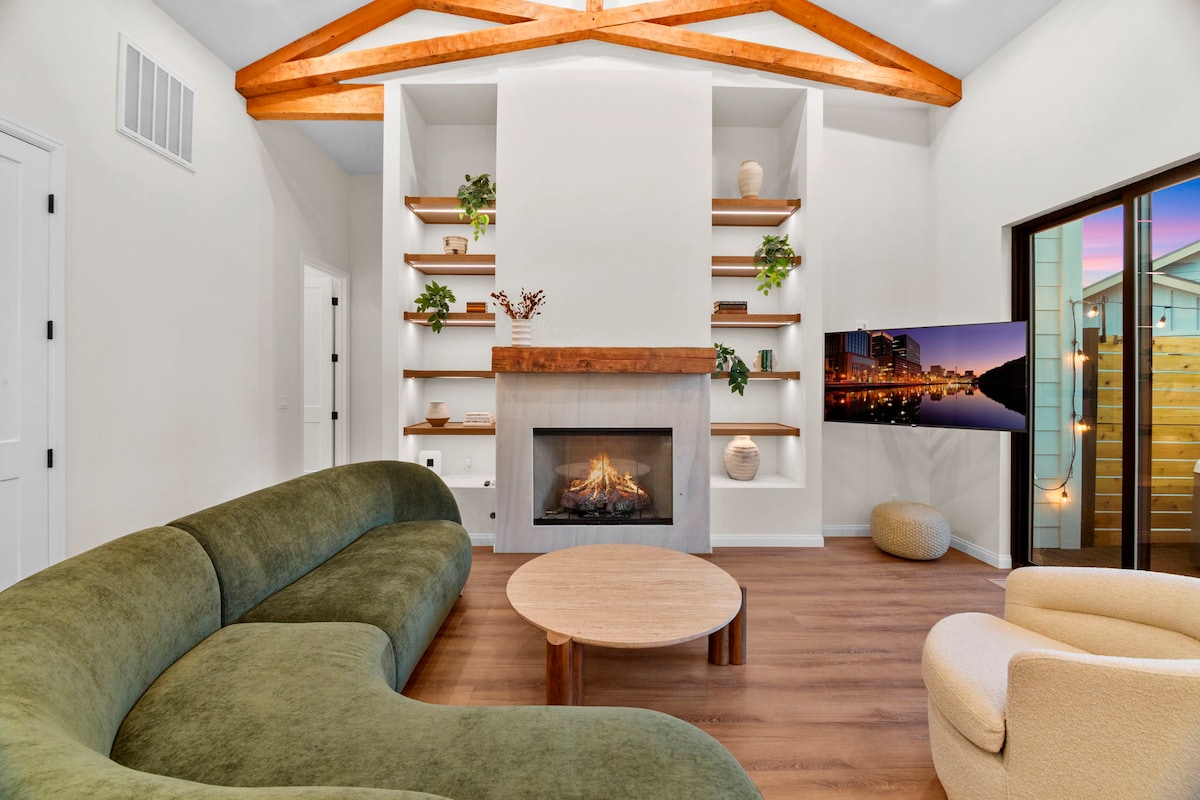 New Build Luxe Cabin • Hot Tub • Chef’s Kitchen - Cabins for Rent in ...
