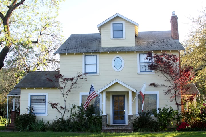 Bear Flag Inn B&b Is The Heart Of The Wine Country - Calistoga, CA