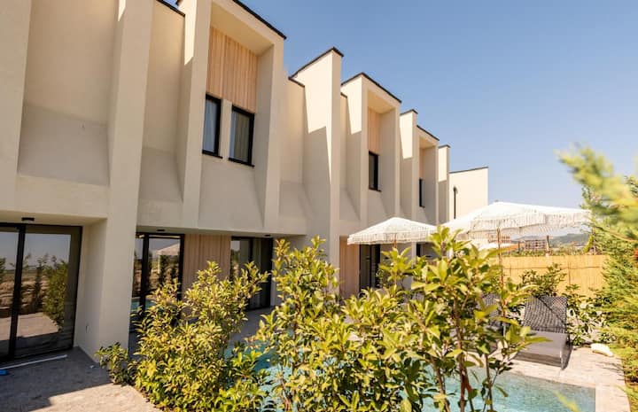 Id-real Villa 10 - Spille