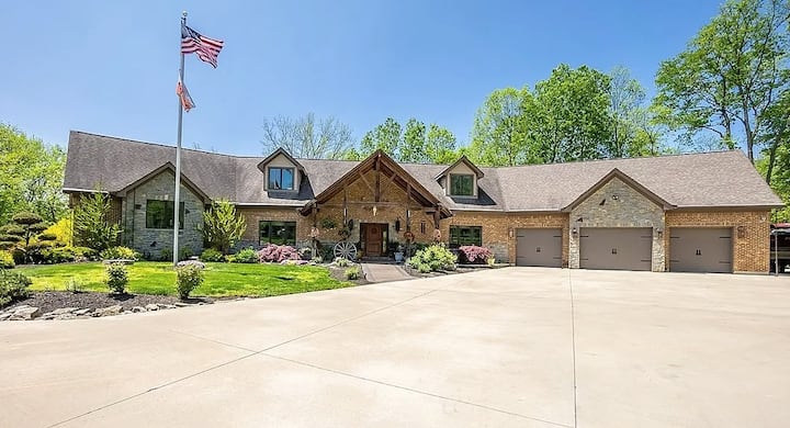 Luxury Riverside Lodge | Family & Business Retreat - Troy, OH