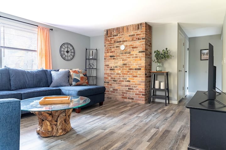 Modern Comfort - Upper Unit - Boston, NY