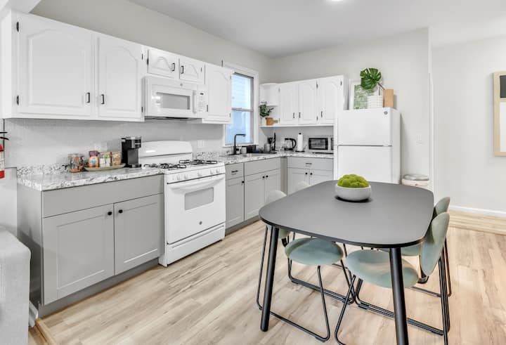 Modern 2br Duplex | Walk To Light Rail | Sleeps 6 - Hoboken, NJ