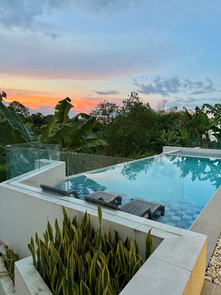 Casa De Lujo Con Piscina, Jacuzzi Y Cine –Cerritos - La Virginia