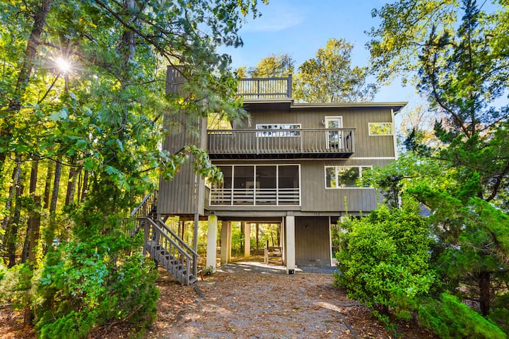 The Treetop | Rooftop Deck & Screened Porch - Ocean Pines, MD