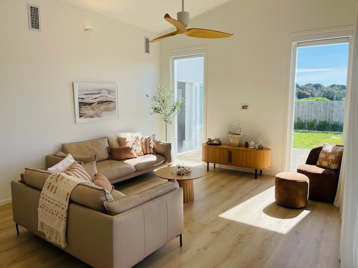 Mora - A Contemporary Coastal Retreat - Levin