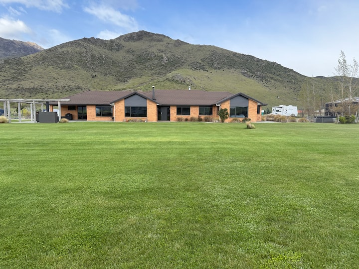 Large Entertainer's Home - Omarama