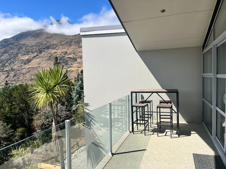 Private Apartment With Views Close To The Airport - Queenstown