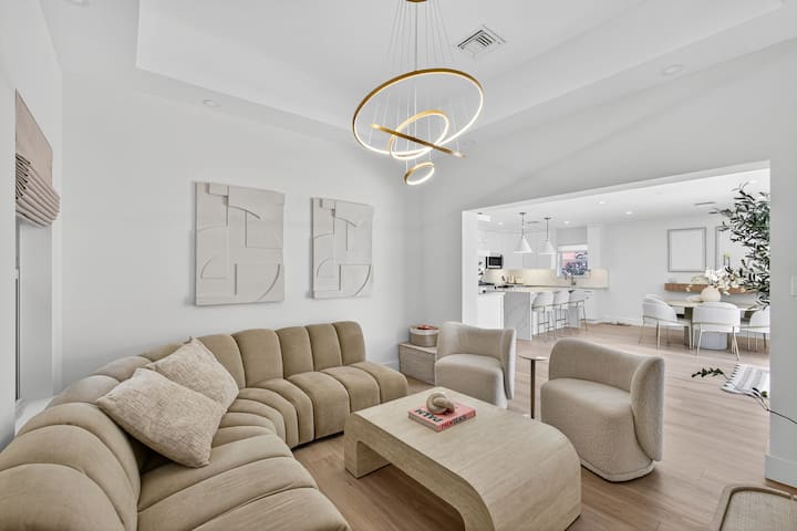 Palm Paradise: Luxe 4br Oasis W/ Pool + Bbq - West Palm Beach, FL